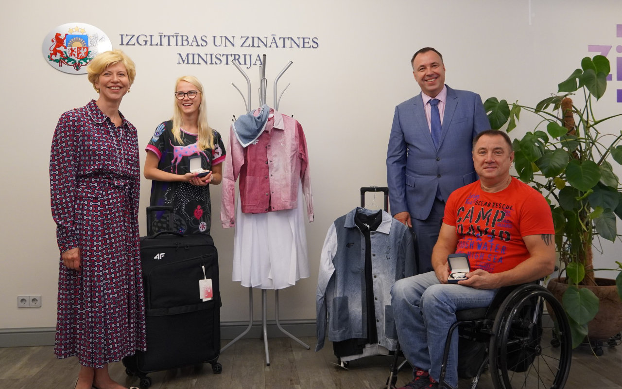 Latvijas delegācija saņēmusi tērpus Parīzes paralimpiskajām spēlēm ...